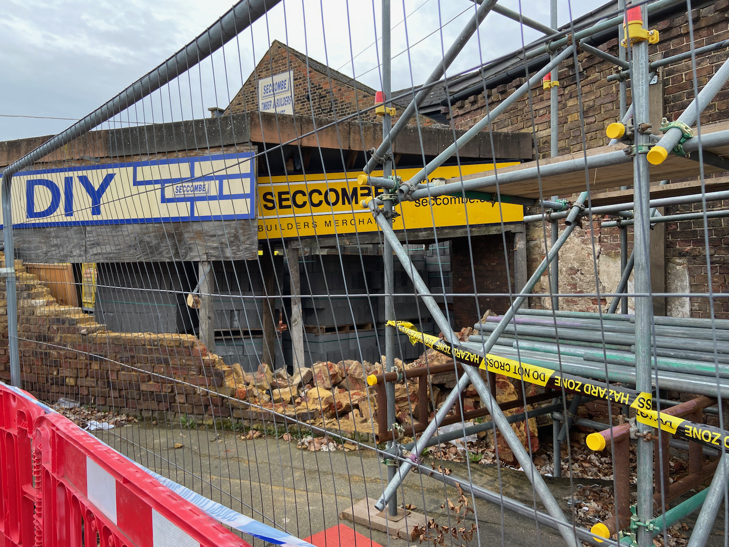 Syon Lane: Seccombes, Scaffolding and Signals | Tony Louki's Report Back